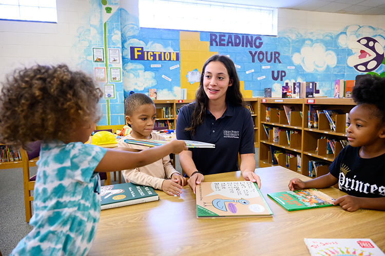HPU Freshmen Share Books with Fairview Elementary | High Point University