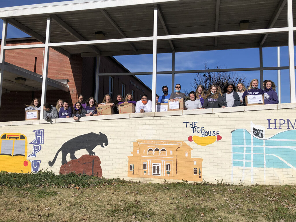 HPU Freshmen Donate Books to Local Schools | High Point University